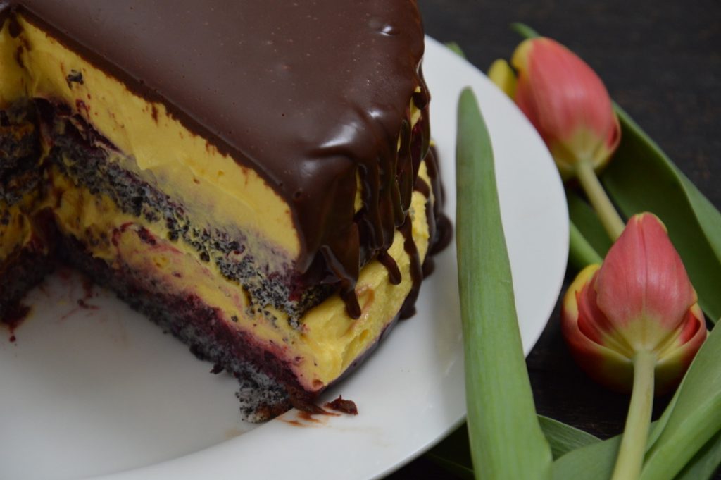 Mak torta sa šumskim voćem – Pinch of Amour