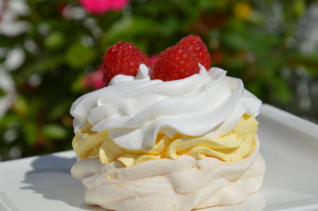 Mini Pavlove sa malinama – Pinch of Amour